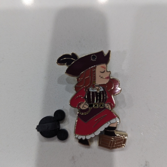 Disney | Other | 223 Disney Pin Pirates Of The Caribbean Redd Head ...